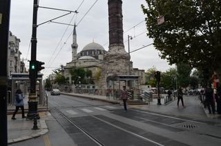 Освещаю цены в Стамбуле, а на экране - улицы, площади, набережные, рынки Стамбула...