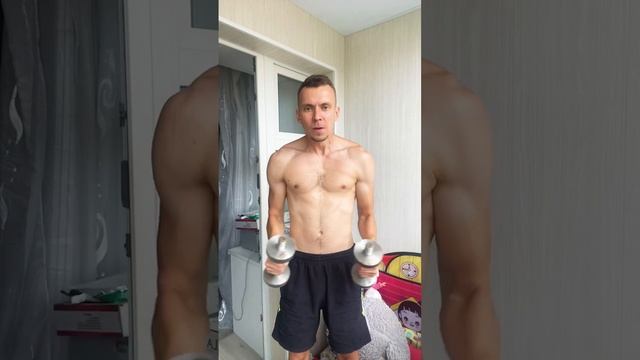 Как накачать плечи дома? #плечи #какнакачатьплечи #тренировка #спорт #тренировкадома #отжимания