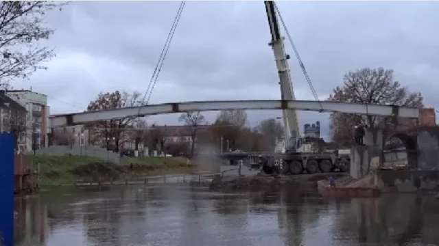 УСТАНОВКА ПРОЛЁТОВ СТРОЯЩЕГОСЯ ПЕШЕХОДНОГО МОСТА