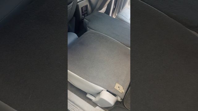 Как складывается среднее сиденье второго ряда у Lincoln Navigator