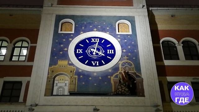 Часы Йошкар-Ола с осликом над Национальной художественной галереей на площади Оболенского-Ноготкова