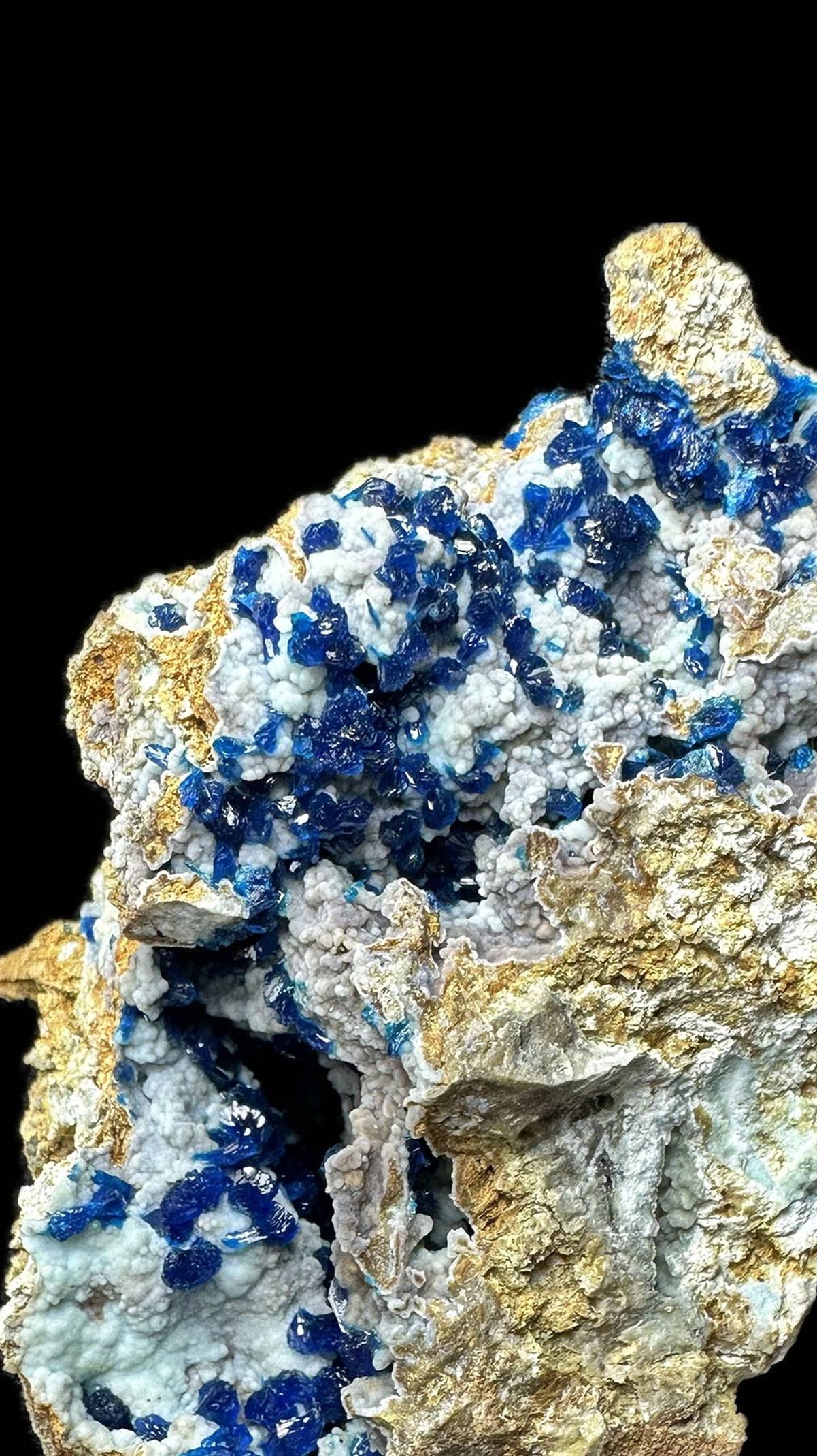 Кристаллы весцелиита на матрице