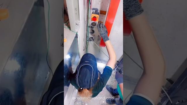 Девушка монжник лифтов! Редкость в профессии!