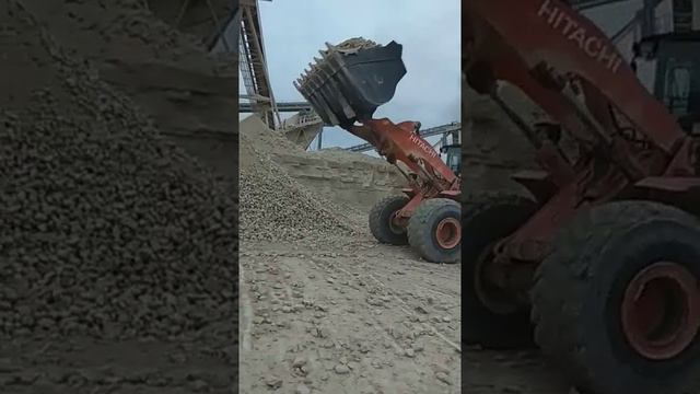 Ковш на фронтальный погрузчик Hitachi ZW310 в работе