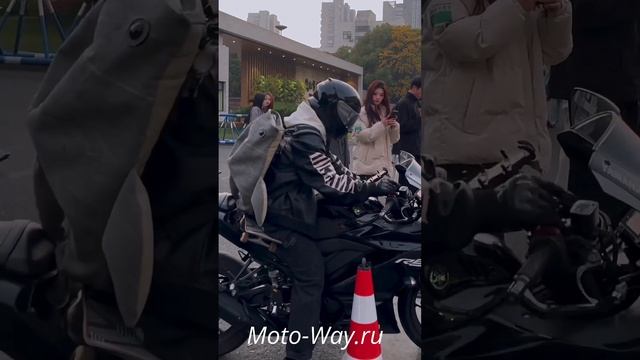 Сколько нарушений совершил мотоциклист в этом эффектном видео? ?