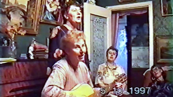 "Звезда" (запись 1997 г.). Исполняют Вера Смирнова-Журба (гитара) и Валентина Попова.