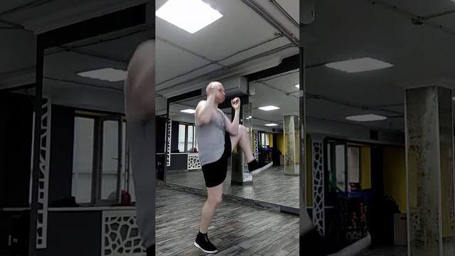 Защита коленом и сразу лоу кик. Тайский бокс. Муай-тай. Фитнес. Упражнения тайского бокса.