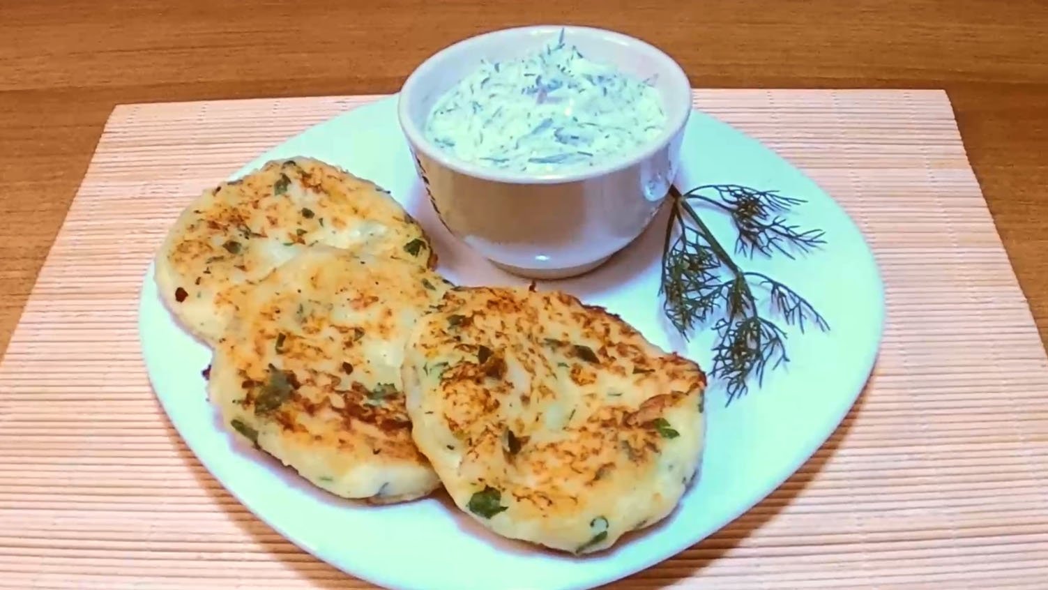 Картофельные котлеты с соусом из огурцов со сметаной