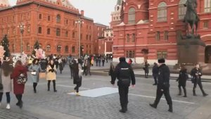 Надел пакет на голову полицейскому