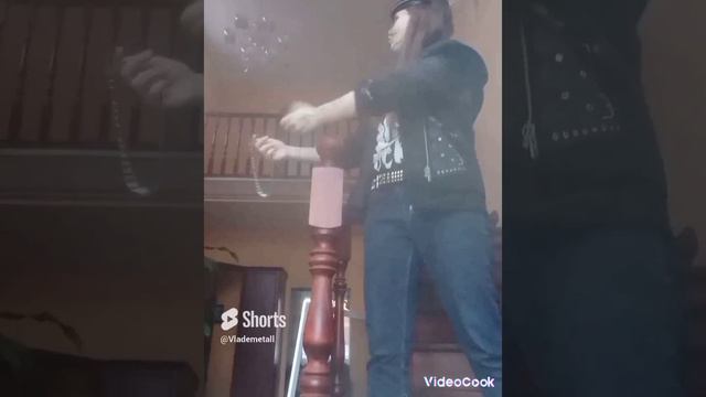 «Я великий металлист! 
Ты добавь меня в плейлист! »