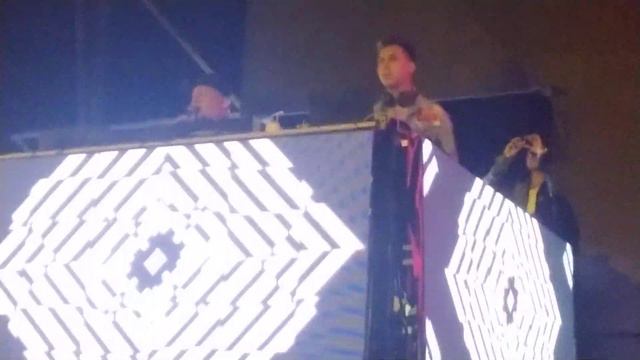Dj Bryan flow en festival barrio latino Lima Perú 2019 - смотреть видео ...