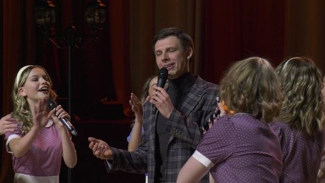 Человек из дома вышел