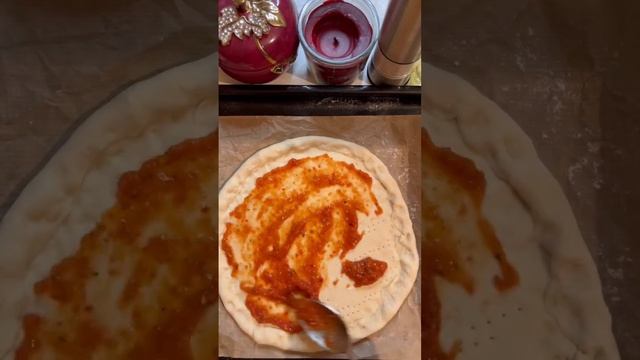 Пицца с колбасой и сыром