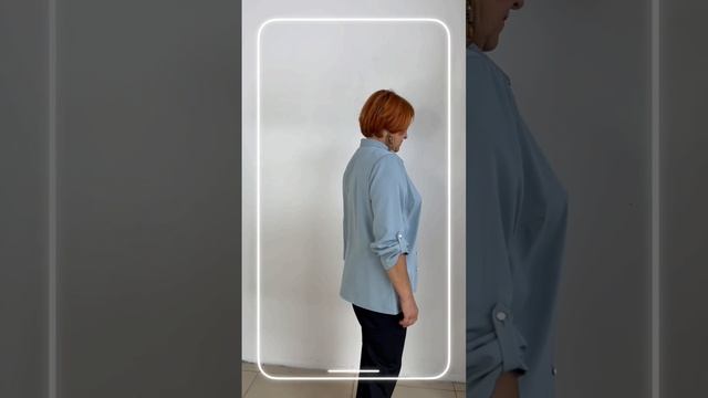 Блузка нежно голубого цвета.