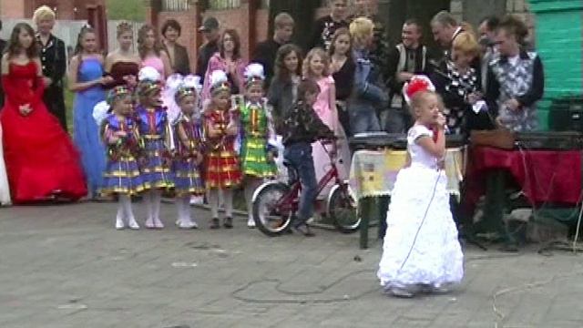 2007.05.09 Митинг и концерт в пос. Александровка  в день победы 12- Песня Маленькая каролева