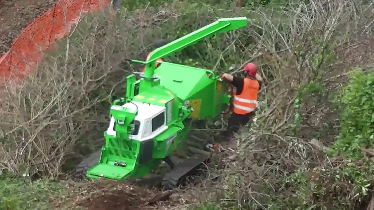 GREENMECH SafeTrak 19-28 на крутом склоне