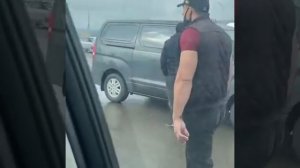 Толпа парковщиков атаковала автомобиль