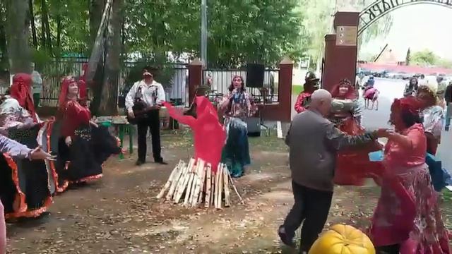 Цыгане в парке. - вокальный ансамбль "Привокзальные узоры".