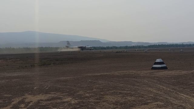Посадка Ан-24 на грунтовую полосу. Облако пыли!