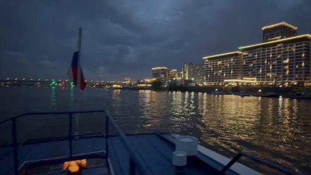 Вечерний Новосибирск. Вид на город с теплохода.