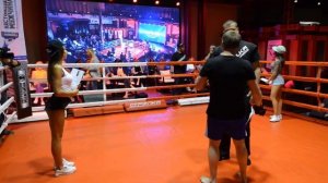 СБОРЩИК КАРУСЕЛЕЙ против Тайского Боксера