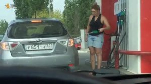 Две блондинки на заправке  Очень сильно тупят!