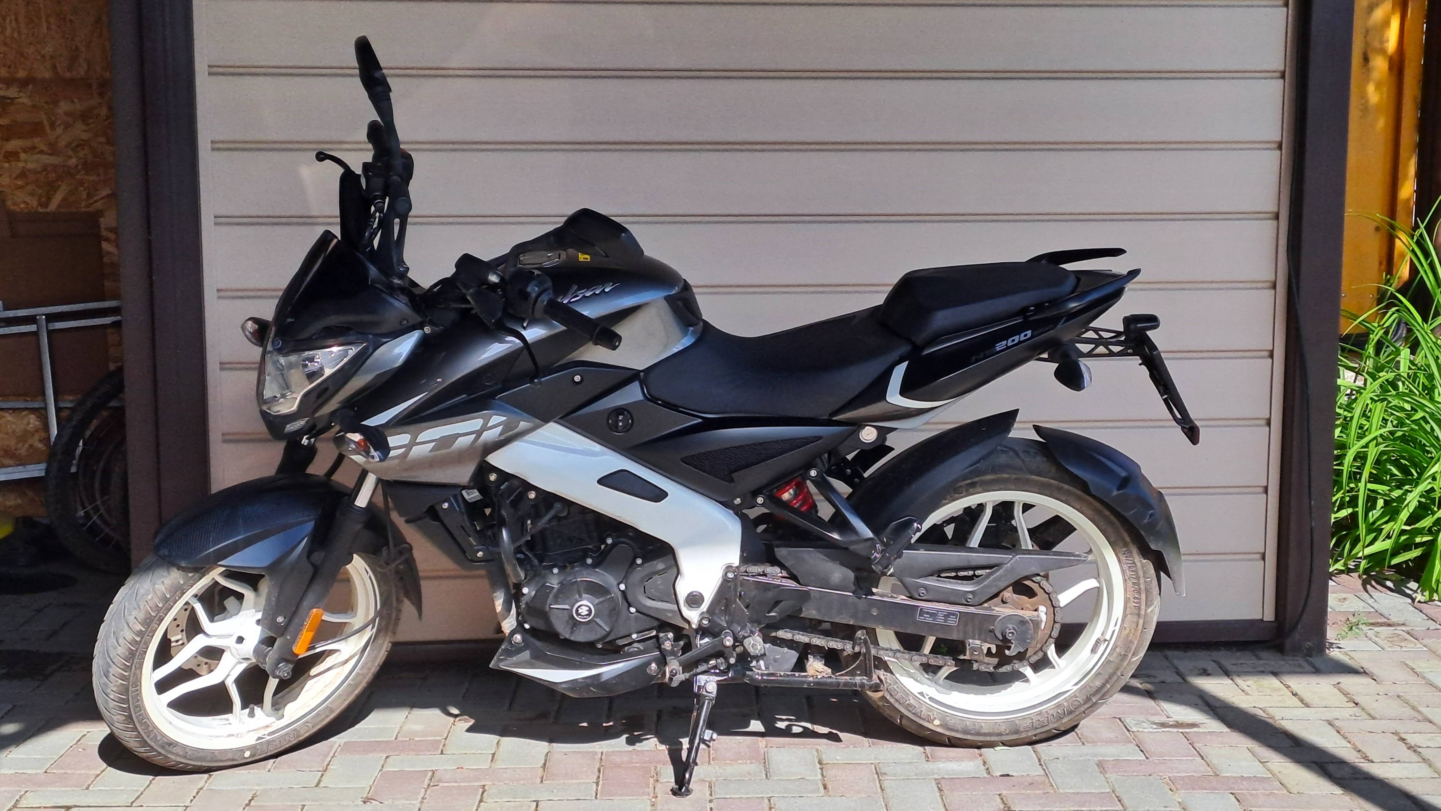 Замена масла в двигателе Bajaj Pulsar NS200
