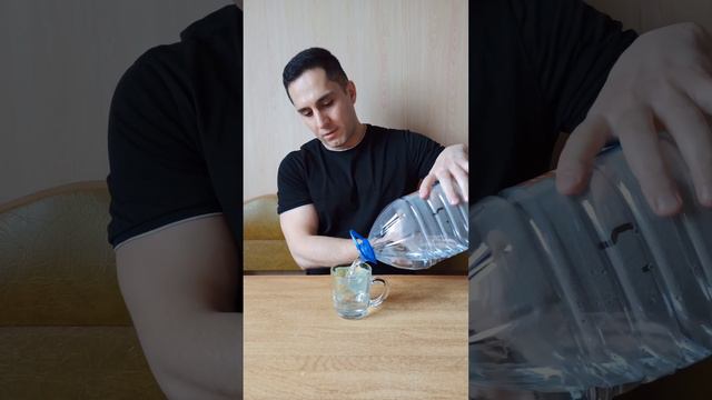 Как налить воду в стакан