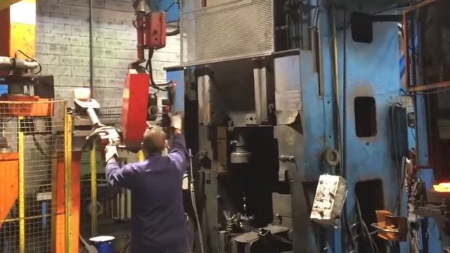Металлургия. Промышленные манипуляторы для предприятий металлургической промышленности.