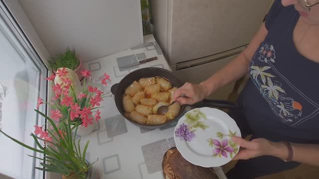 Домашнее видео. Готовлю голубцы с пекинской капустой..