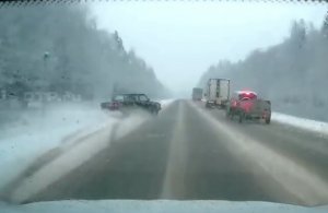 «Жигули» занесло и вынесло в кювет на скользкой дороге в Удмуртии