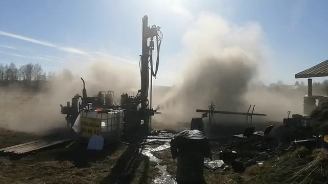 при бурении пошел газ.mp4