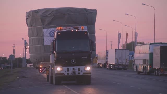 Ширина груза 6,67 м, высота 5,81, масса 157 т. Мультимодальная перевозка