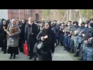 Сотрудники ФССП в касках и бронежилетах силой выталкивают оставшися людей