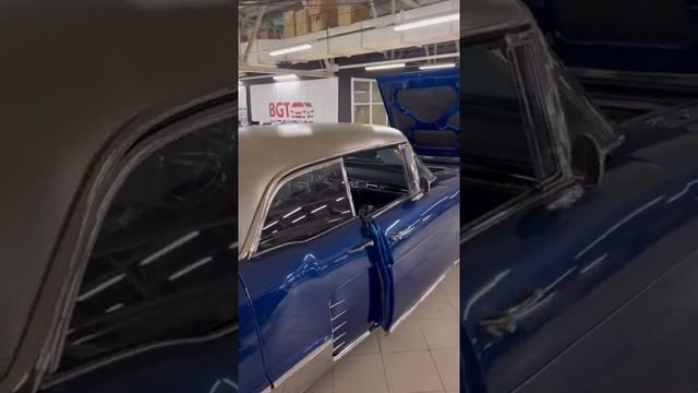 Шикарный ретромобиль приняли на обслуживание