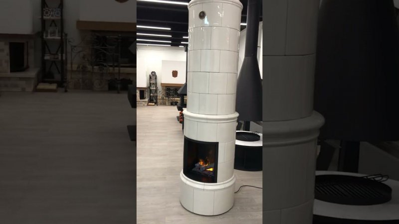 Большая круглая изразцовая печь с паровым очагом Dimplex в салоне каминов Строй-Камин