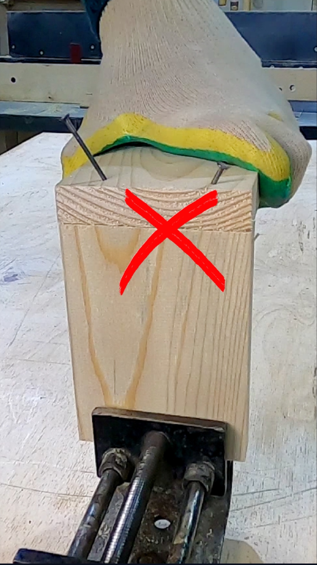 Как легко прибить доску чтобы она не отрывалась. #short #shortvideo #самоделки #своимируками