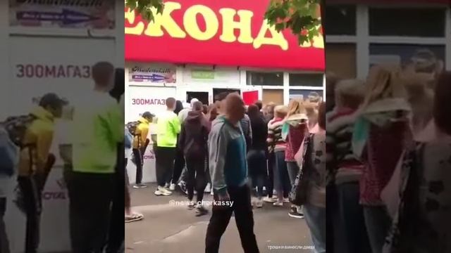 Украинцы грабят секонд хенд