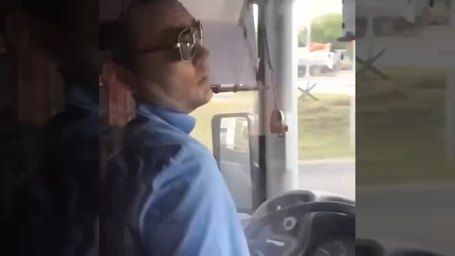 Водитель зажал дверьми руку пассажиру