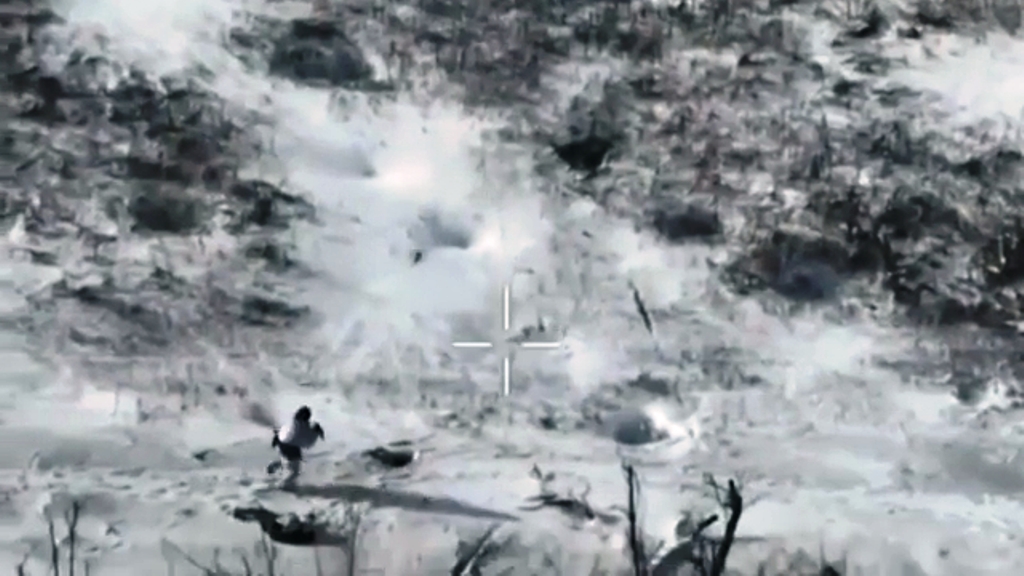 Российский боец увернулся от FPV-дрона и плюнул на него