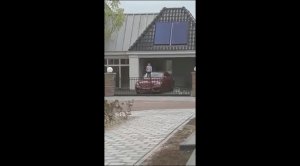 Прыгает на капоте Мерседеса как на батуте