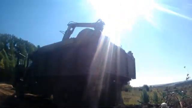 чуть не свалился в низ, строим дамбу для зарыбления