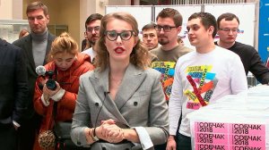 Ксения Собчак, которая идет на выборы от партии "Г...ая инициатива", представила подписи в ЦИК лично
