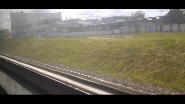 Прибытие поезда региональных линий эконом класса ЭР9Т в город Минск.
