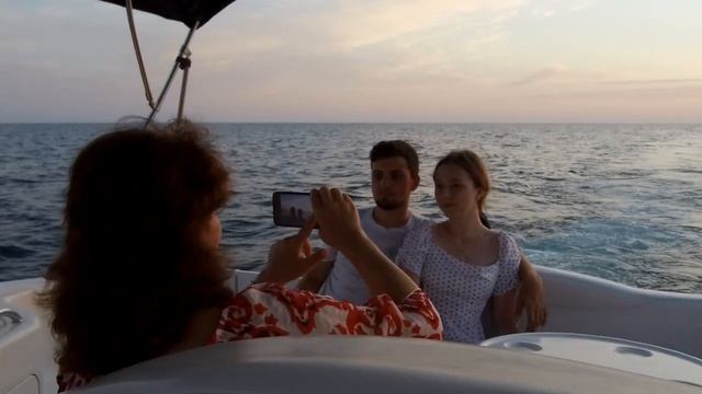 Аренда яхты в Сочи. Экскурсия на яхте Амалтей. Море удовольствия и впечатлений на закате солнца..mp4
