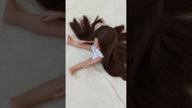 Paola Reina Кэорл  с каштановыми волосами до щиколотки. Рост 32 см