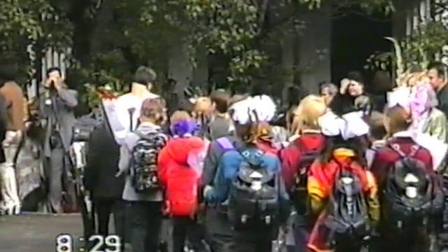 2000.09.01 Школьная линейка деда, баба, Лена с Максимом, Саша идет в 7 класс
