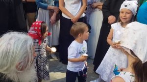 Схиигумен Сергий (Романов) и дети после богослужения / Среднеуральский женский монастырь