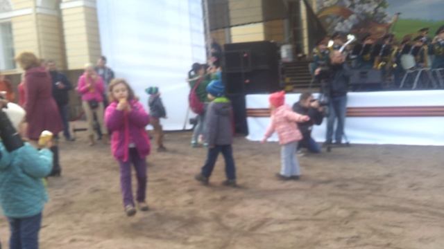 09.05.2014г День Победы. Концерт в Михайловском саду. 20140509_123505.mp4