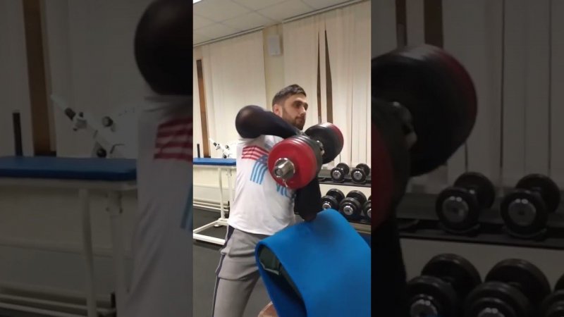 Аркадий Бессонов качает руки в рукавах SportDots